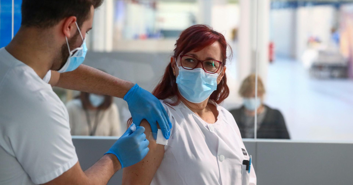 ¿Por qué las vacunas han sucumbido ante ómicron? ¿Qué explica que con ...