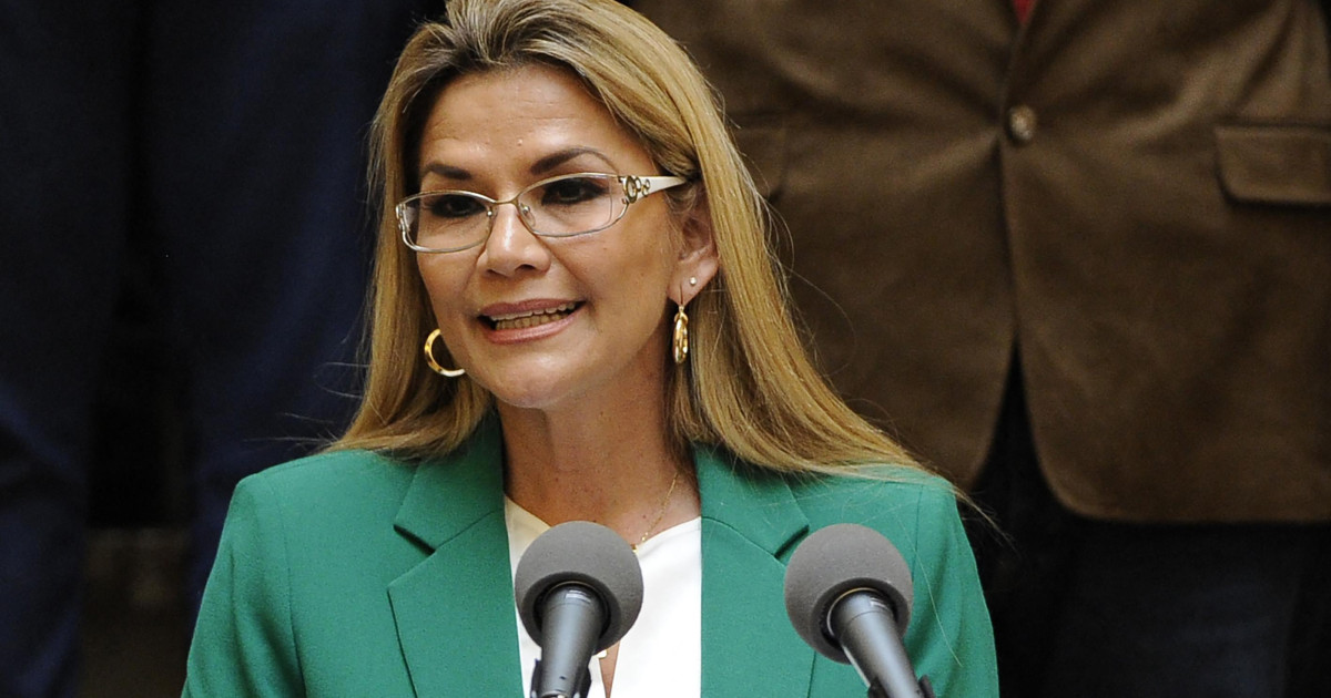 Jeanine Áñez se gradúa en confección textil en una prisión de Bolivia