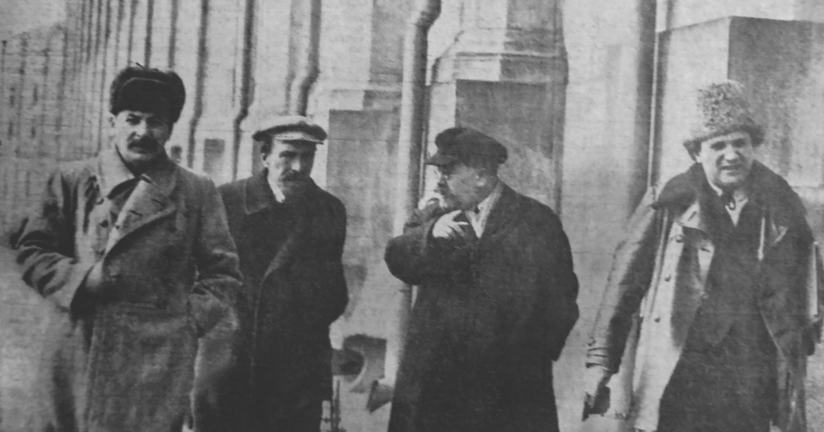15 de junio de 1922: Lenin se retira y es sustituido por un triunvirato