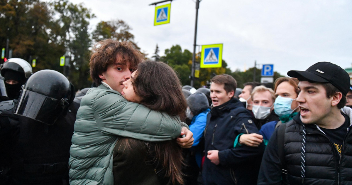 Lágrimas y rechazo de las familias rusas por la movilización ordenada ... Lágrimas y rechazo de las familias rusas por la movilización ordenada ...