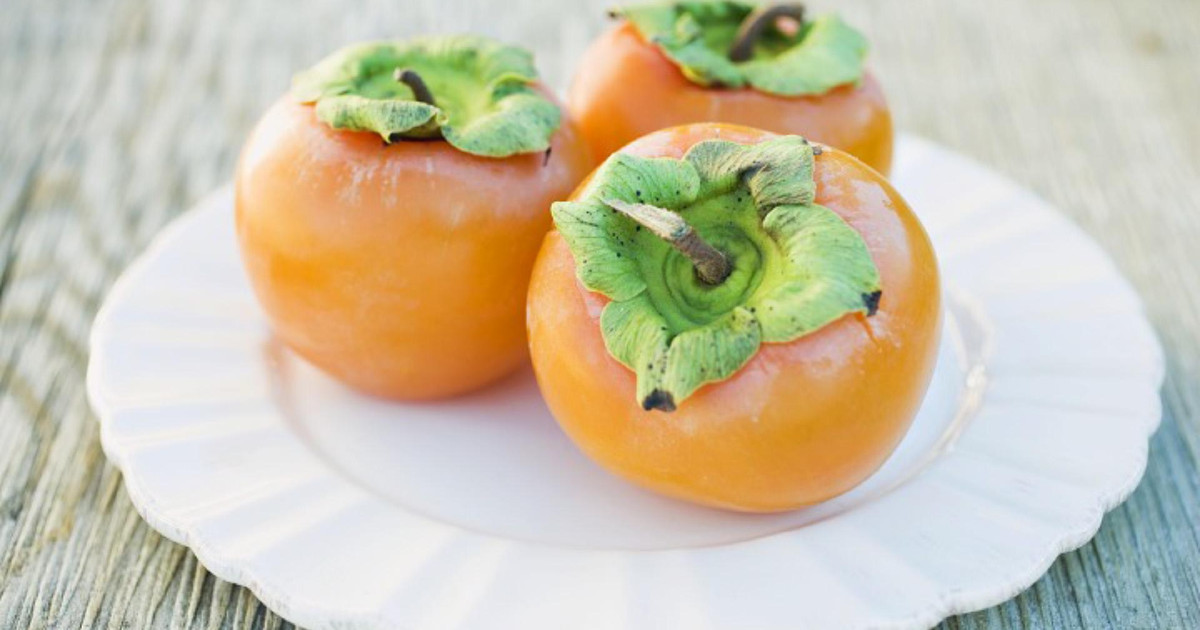 Beneficios del caqui, fruta de temporada con propiedades antioxidantes