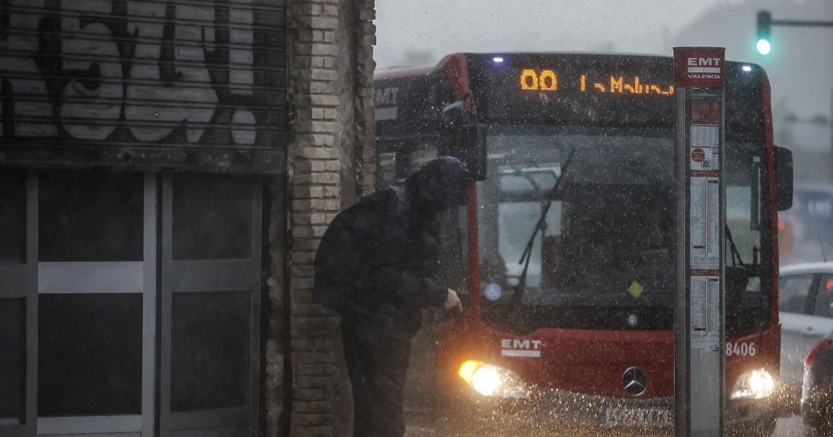 La lluvia desborda un barranco en Manises y obliga a cerrar el ...
