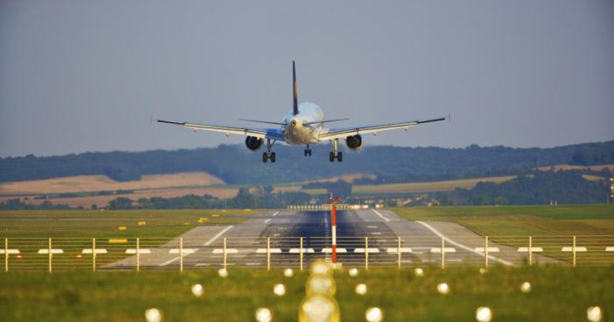 ¿Vas a viajar en avión este verano? La guía con las claves que deberías ...