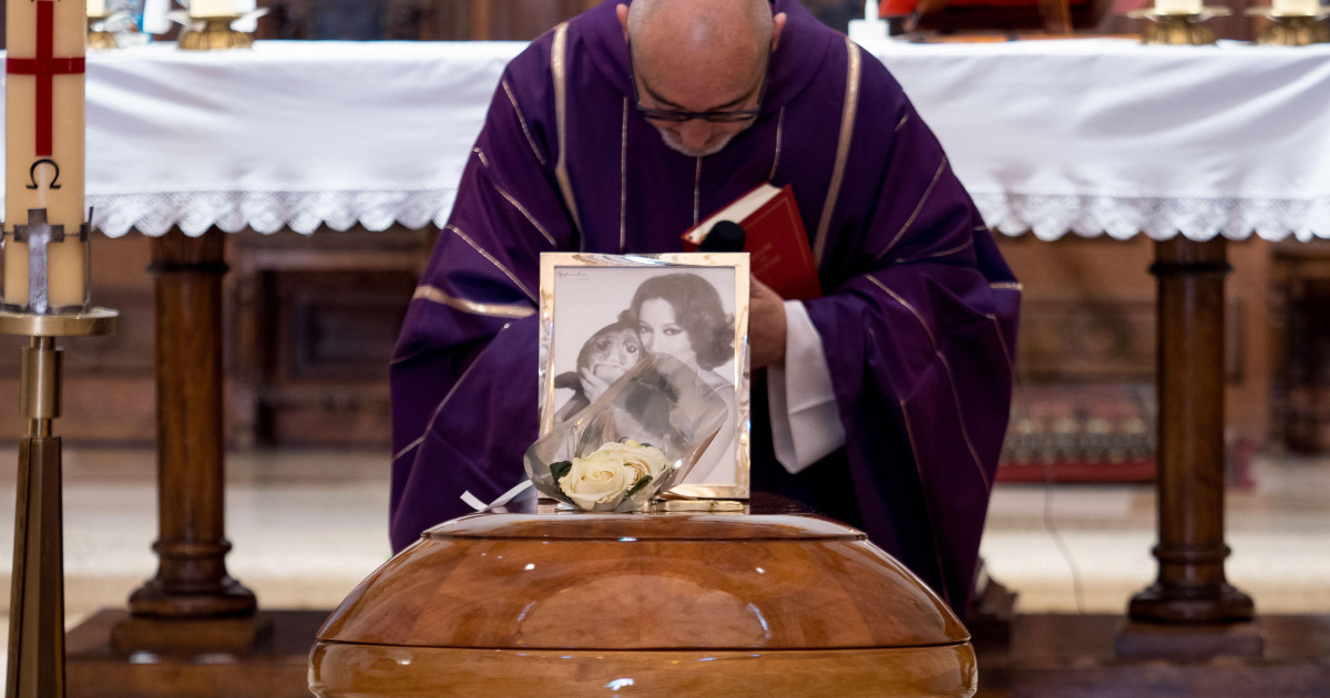 Así ha sido el emotivo funeral de la ventrílocua Mari Carmen en Cuenca