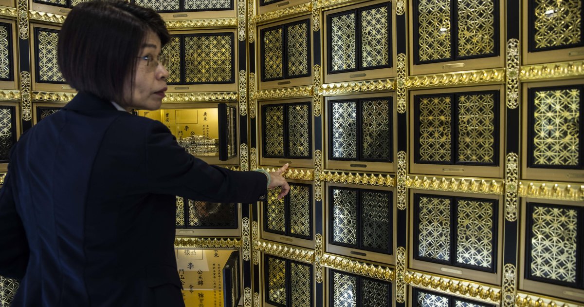 Un edificio lleno de nichos en la superdensa ciudad de Hong Kong