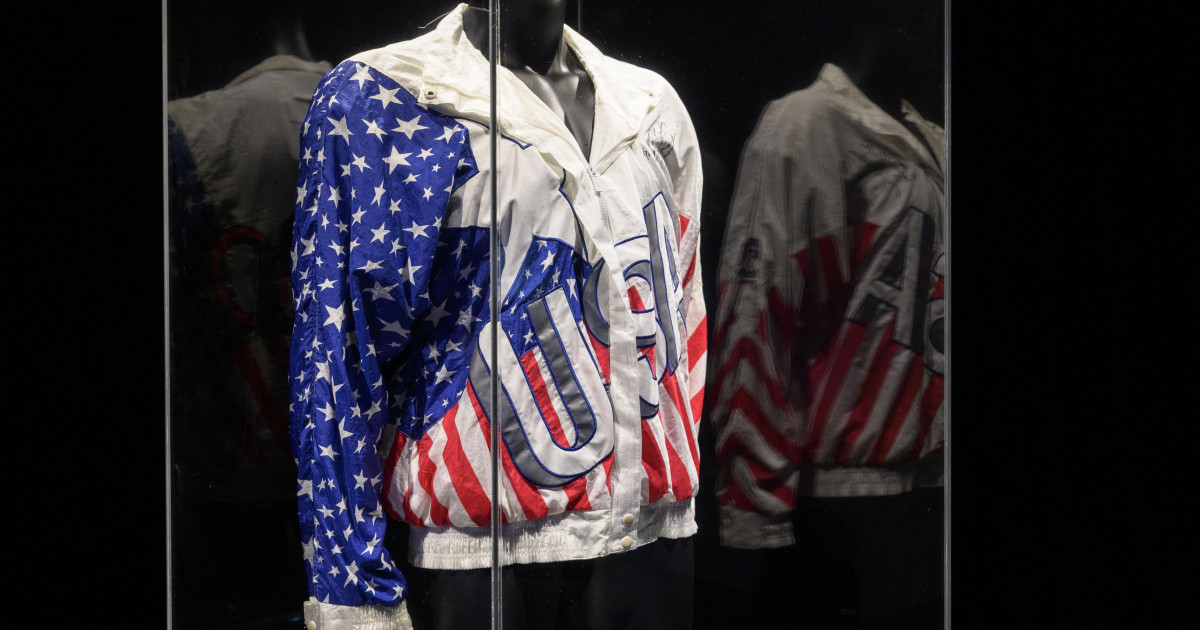 Pagan 1,5 millones de dólares por la chaqueta con la que Jordan recogió ...