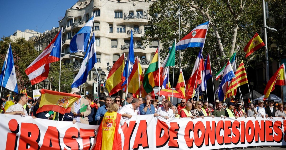 Miles de personas se manifiestan en Barcelona bajo el lema 'Basta de ...