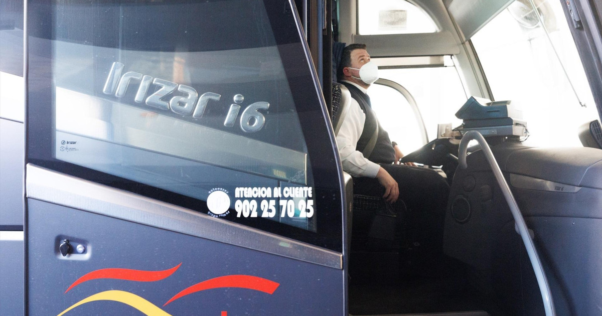 El caos burocrático impide encontrar conductores de autobús pese a los altos sueldos