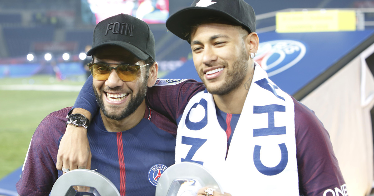 El padre de Neymar se vuelca con Dani Alves: nuevo abogado y 150.000 euros