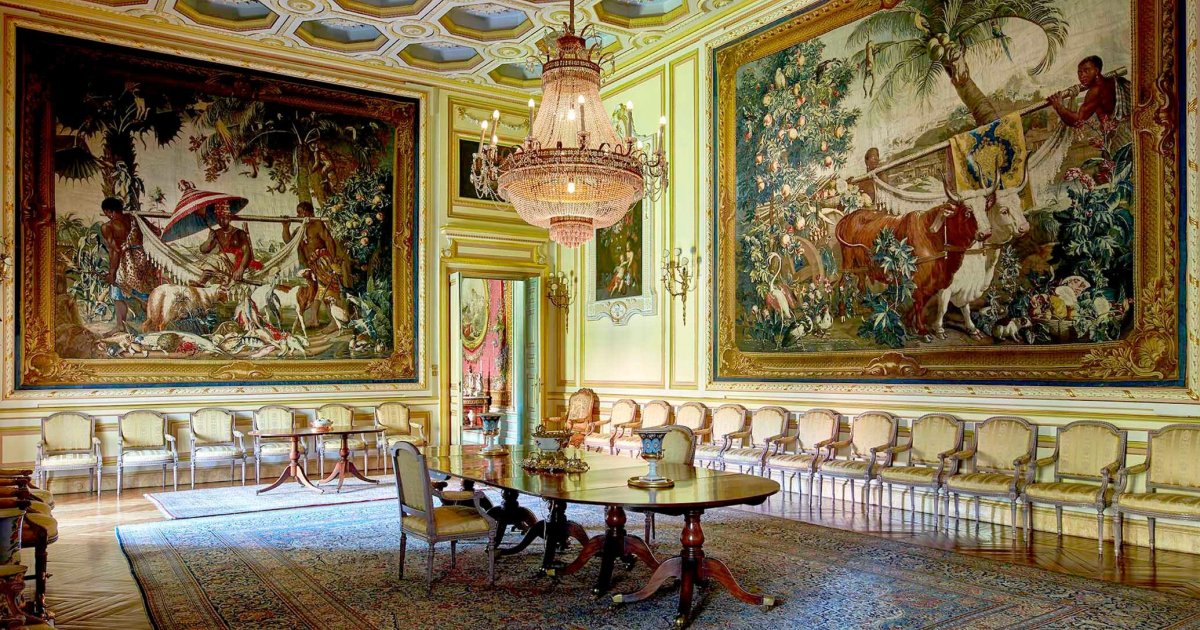 Los tres espectaculares palacios de visita obligada en España, según ...