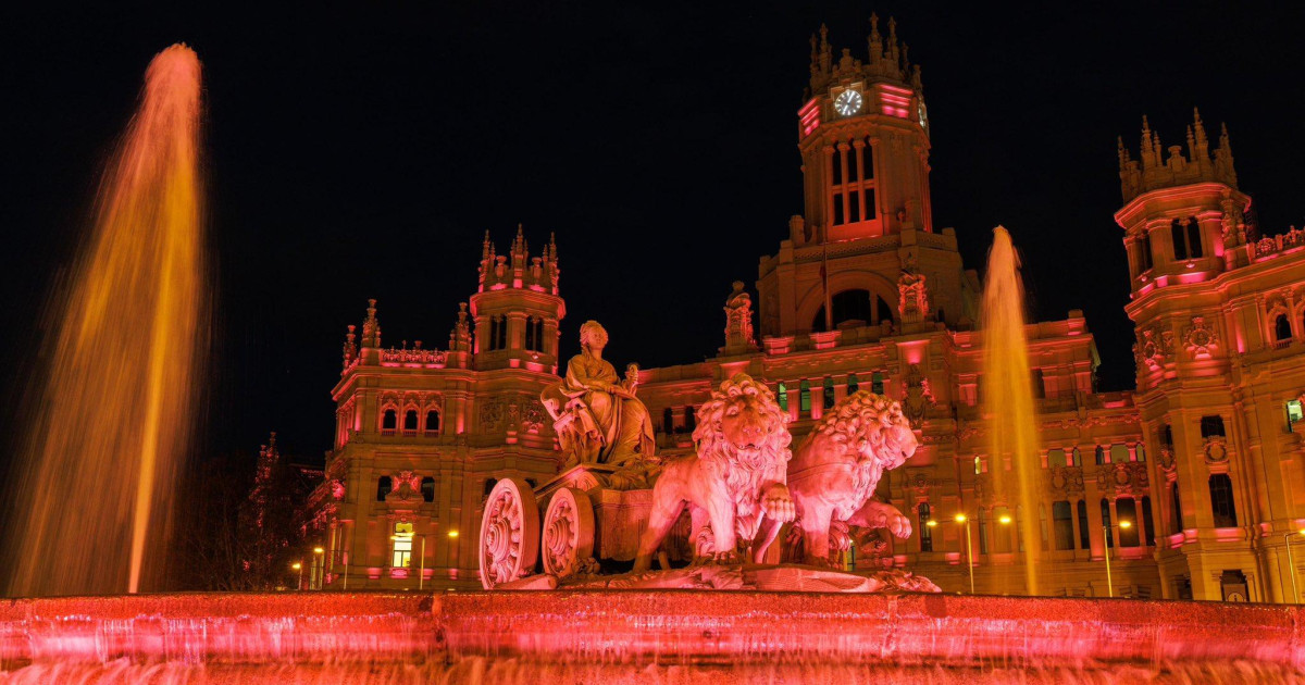 La Cibeles de Madrid se vuelve carmesí por los 56 años de Felipe VI