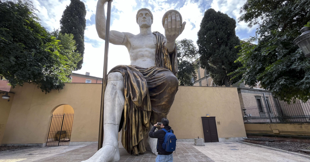 Reconstruyen la colosal estatua del emperador Constantino en Italia