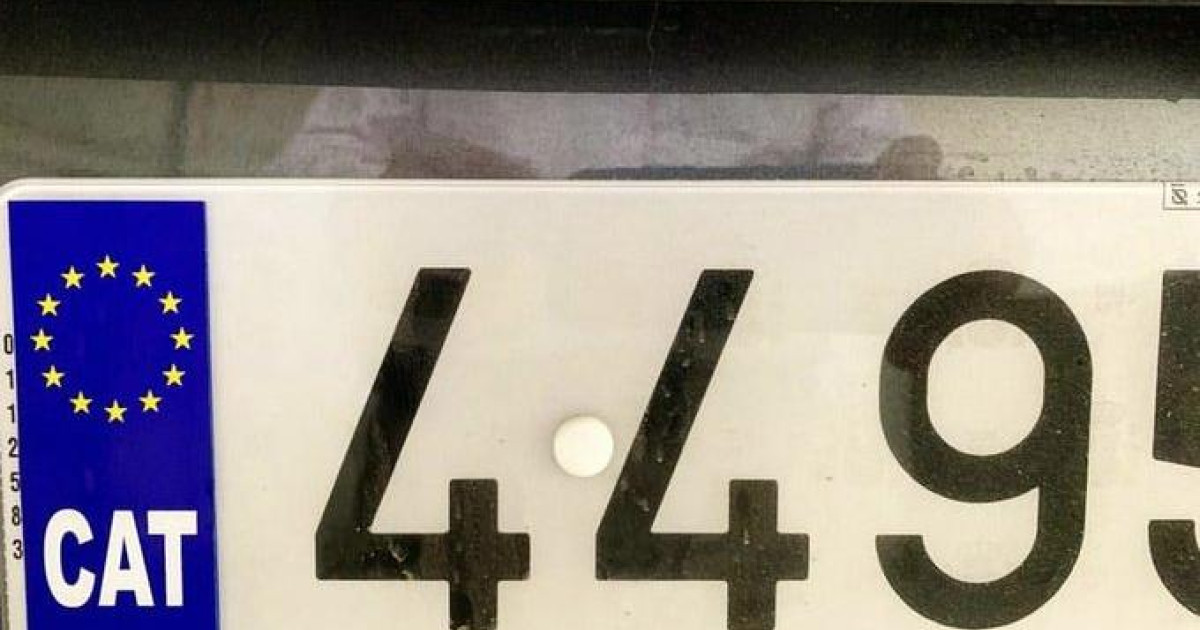 Multan a un conductor en Barcelona por sustituir la E de España de la ...