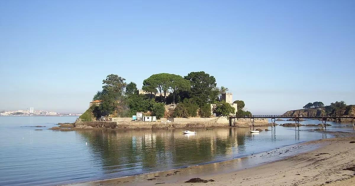 Así es el impresionante castillo sobre el mar que está en el pueblo más ...