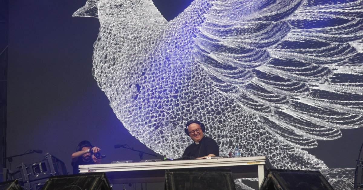 El cura dj pone a bailar a más de 150.000 personas en el Festival ...