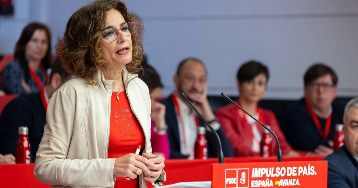 María Jesús Montero utiliza hasta su bisutería para lisonjear a Sánchez