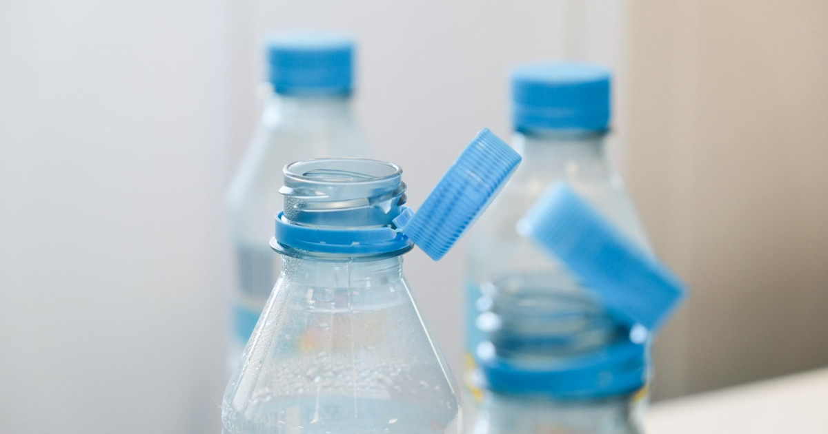 ¿Te molesta el tapón de la botella al beber? Este sencillo truco te ...