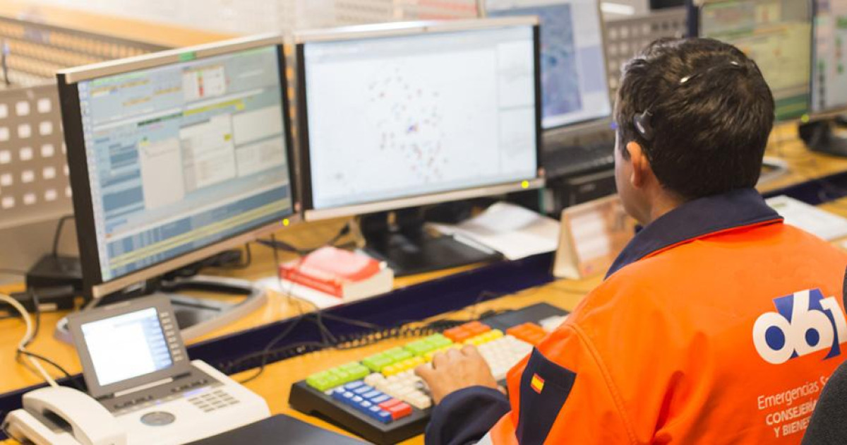 La falta de personal en verano pone en riesgo el teléfono del 061: «No se cogen cinco de cada ...