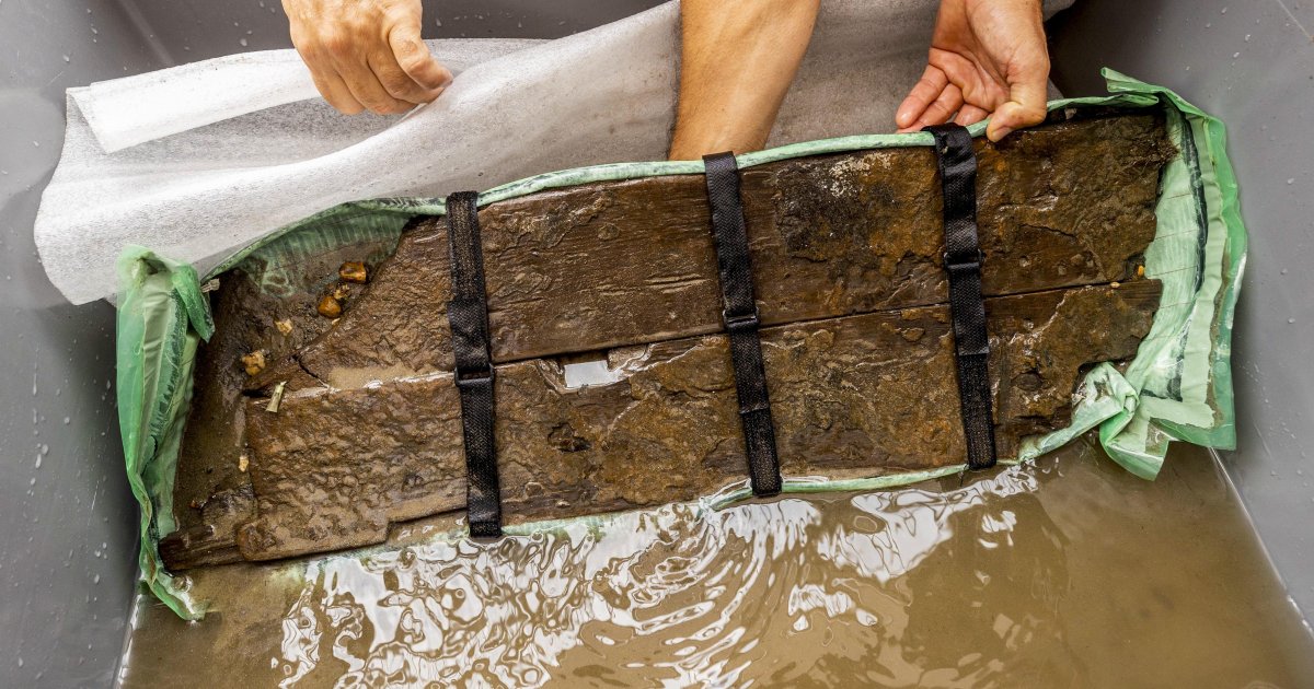 Recuperan el primer fragmento del barco fenicio que se hundió hace 2. ...