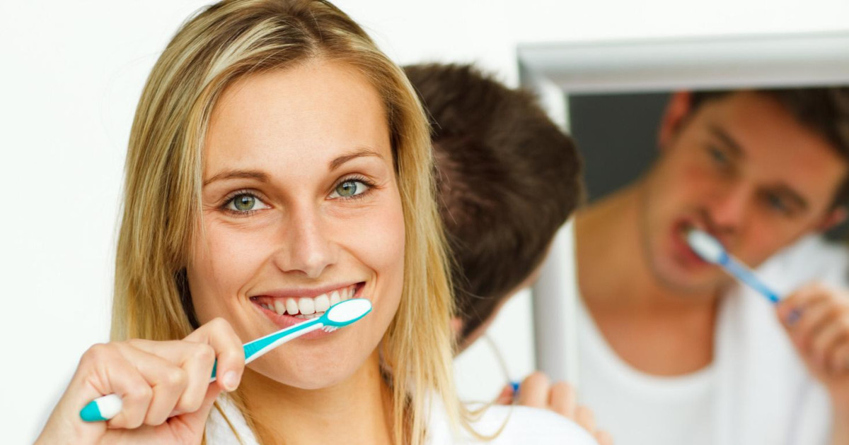 Los riesgos de blanquearse los dientes con aceite de coco, la tendencia ...