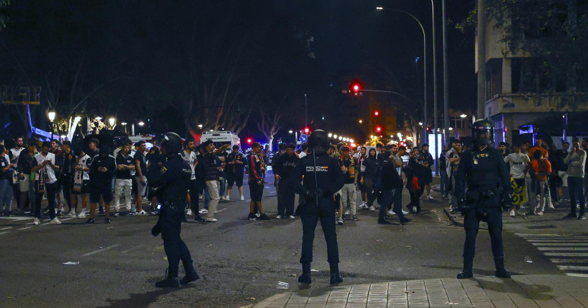 Cargas policiales, palco rodeado y los jugadores llorando: Valencia ...