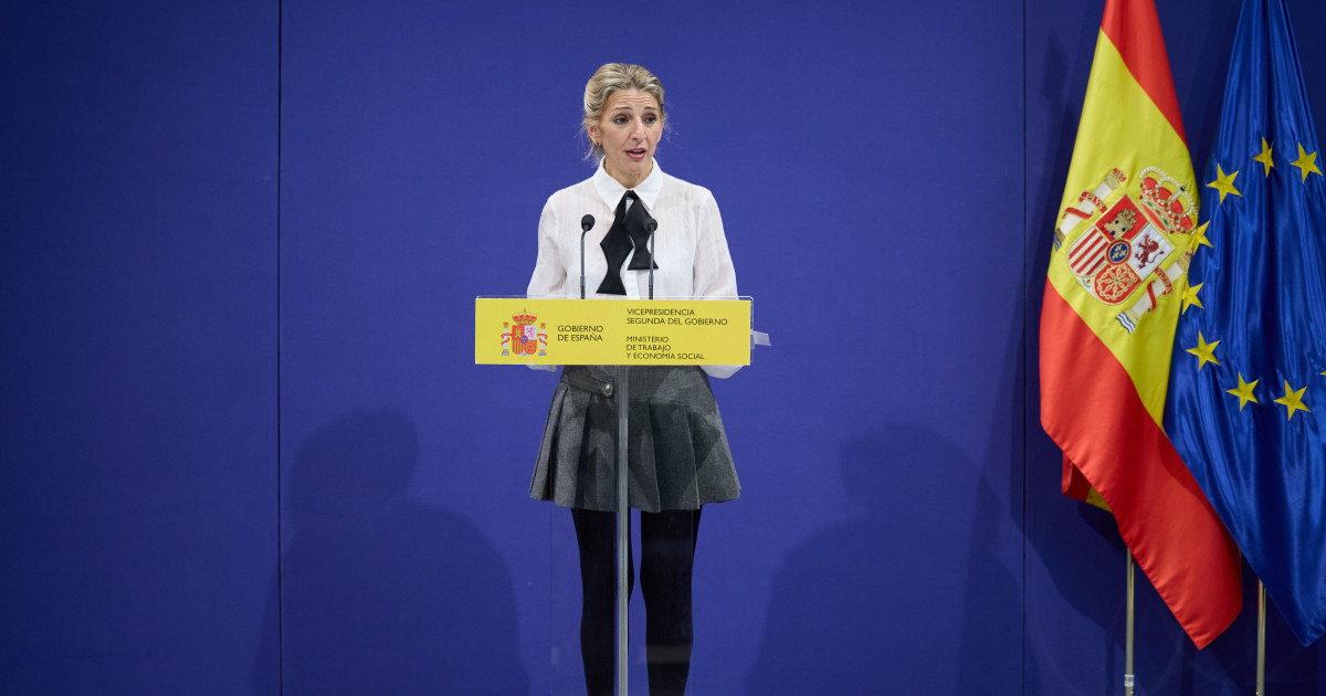 Yolanda Díaz se viste de colegiala para una rueda de prensa