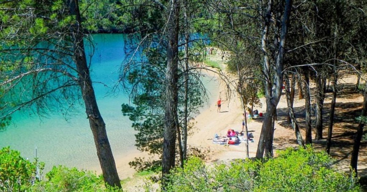 La playa «mediterránea» de cuento que no tiene mar