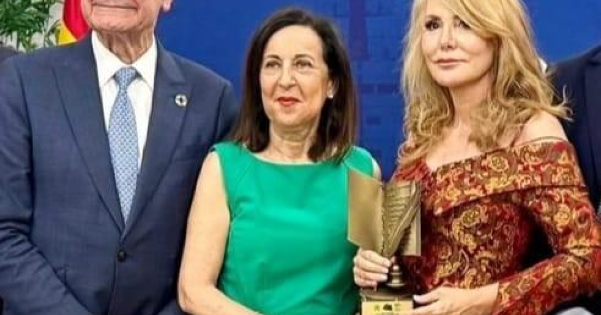 La ministra de Defensa entrega el Premio Nacional de Periodismo de La ...