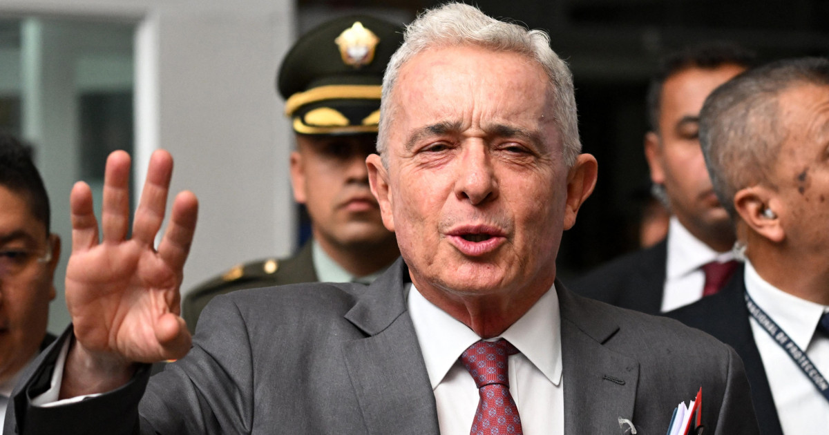 El expresidente colombiano Álvaro Uribe conocerá este lunes un fallo judicial que mantiene en ...