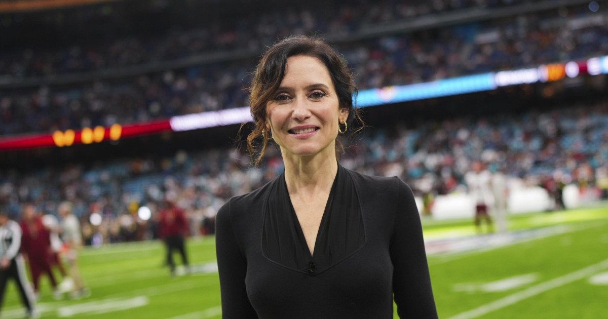 Isabel Díaz Ayuso impacta en el partido de la NFL con el body negro de moda