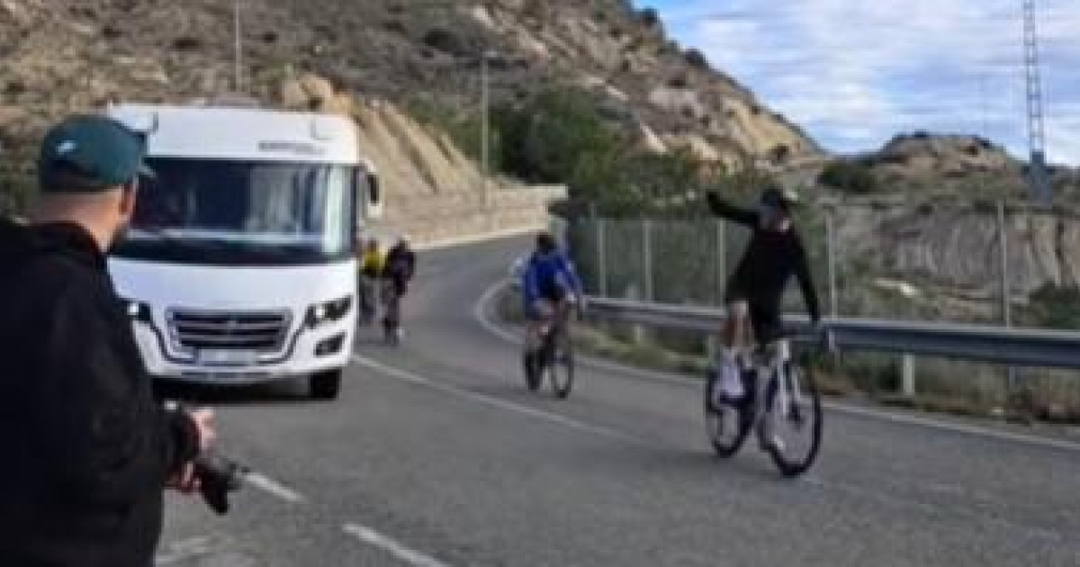 Una grupeta de ciclistas increpa al conductor de una caravana por ...