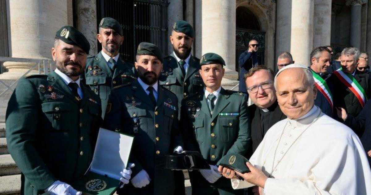 Cinco guardias civiles entregan su boina característica a León XIV tras ...