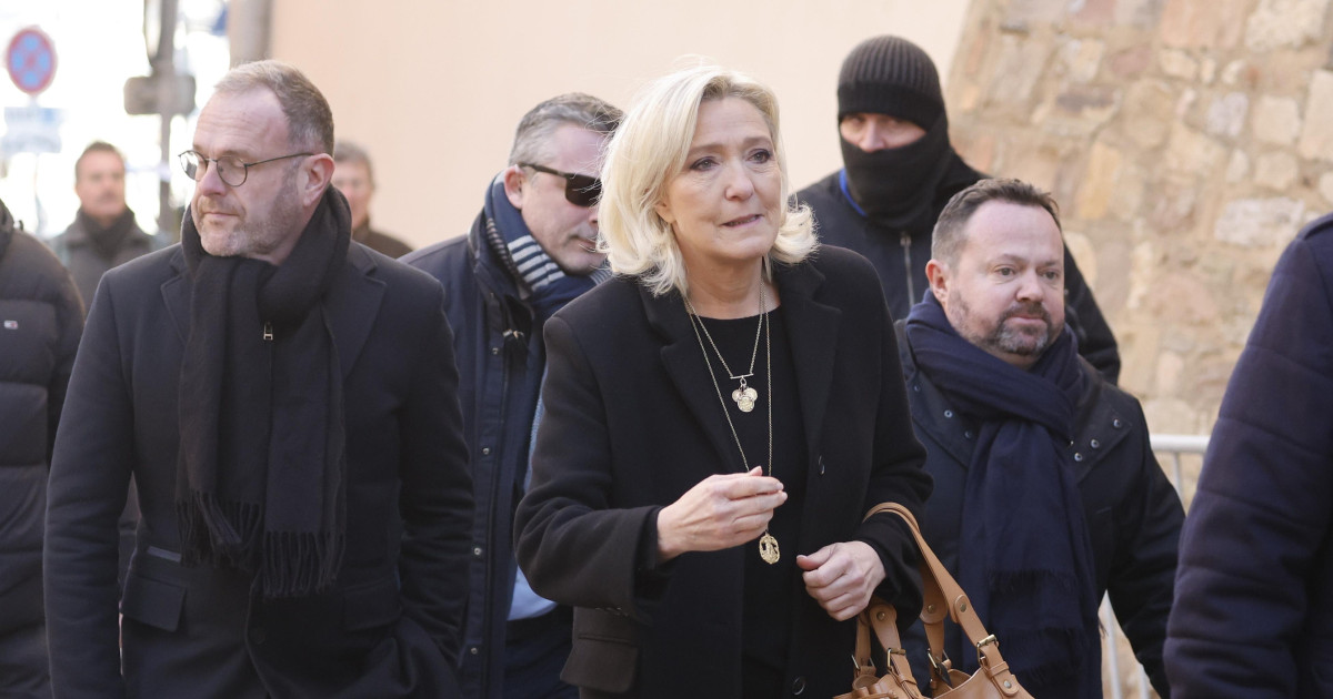 Marine Le Pen acude junto a miles de admiradores a la misa funeral de ...