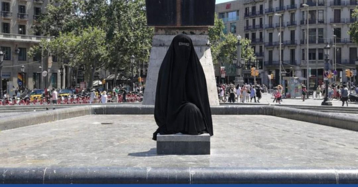 El PP tapa con burka y niqab las estatuas más icónicas de Barcelona ...