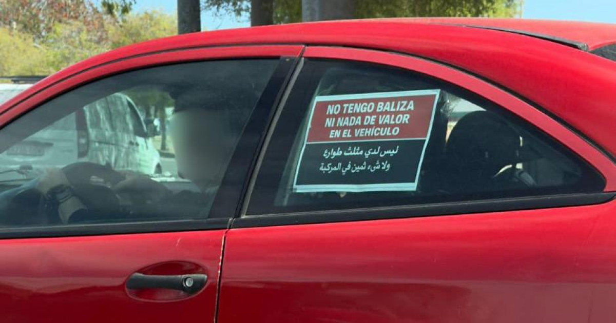El llamativo cartel en español y árabe en coches para evitar los robos ...