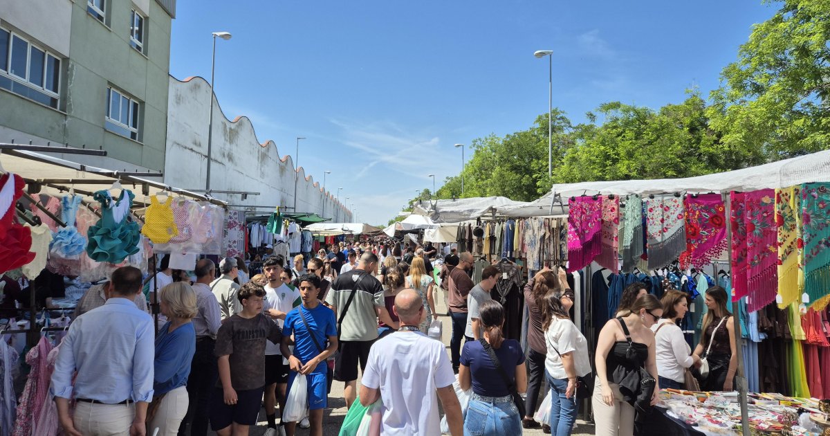 El mercadillo de El Arenal se traslada tres domingos por la Feria