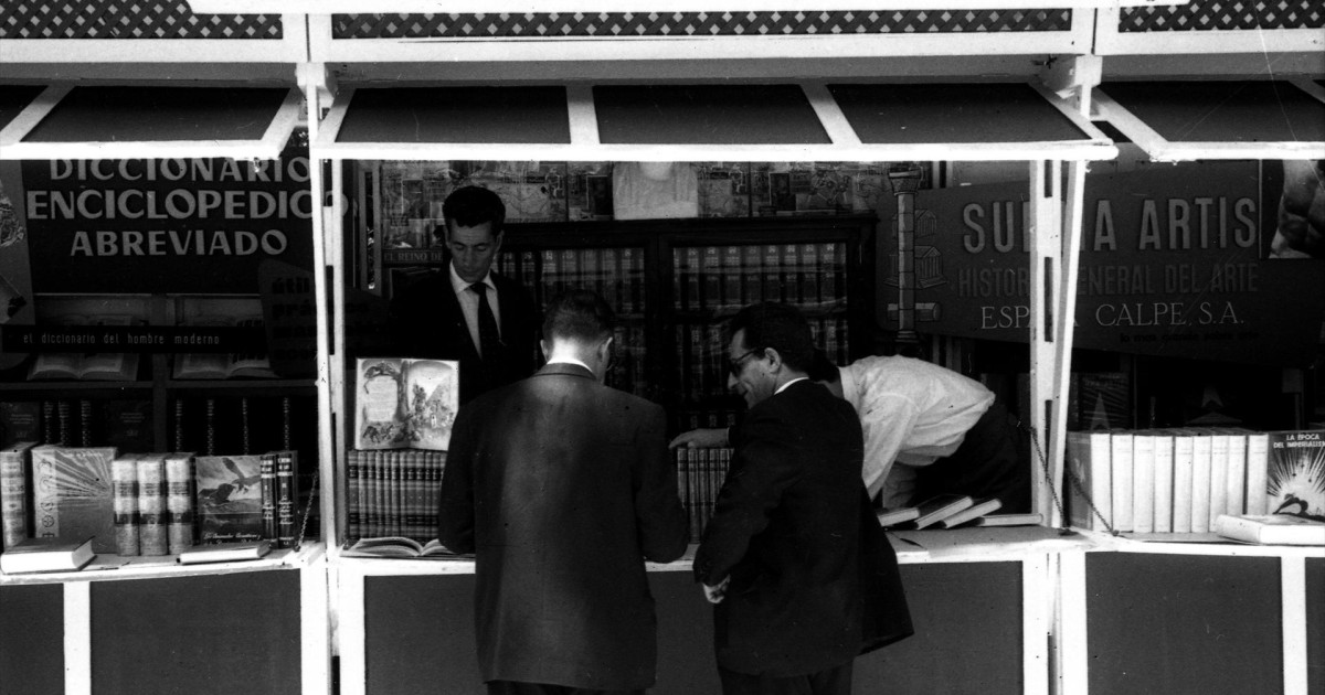 Del paseo de Recoletos a El Retiro: cómo ha cambiado la Feria del Libro ...