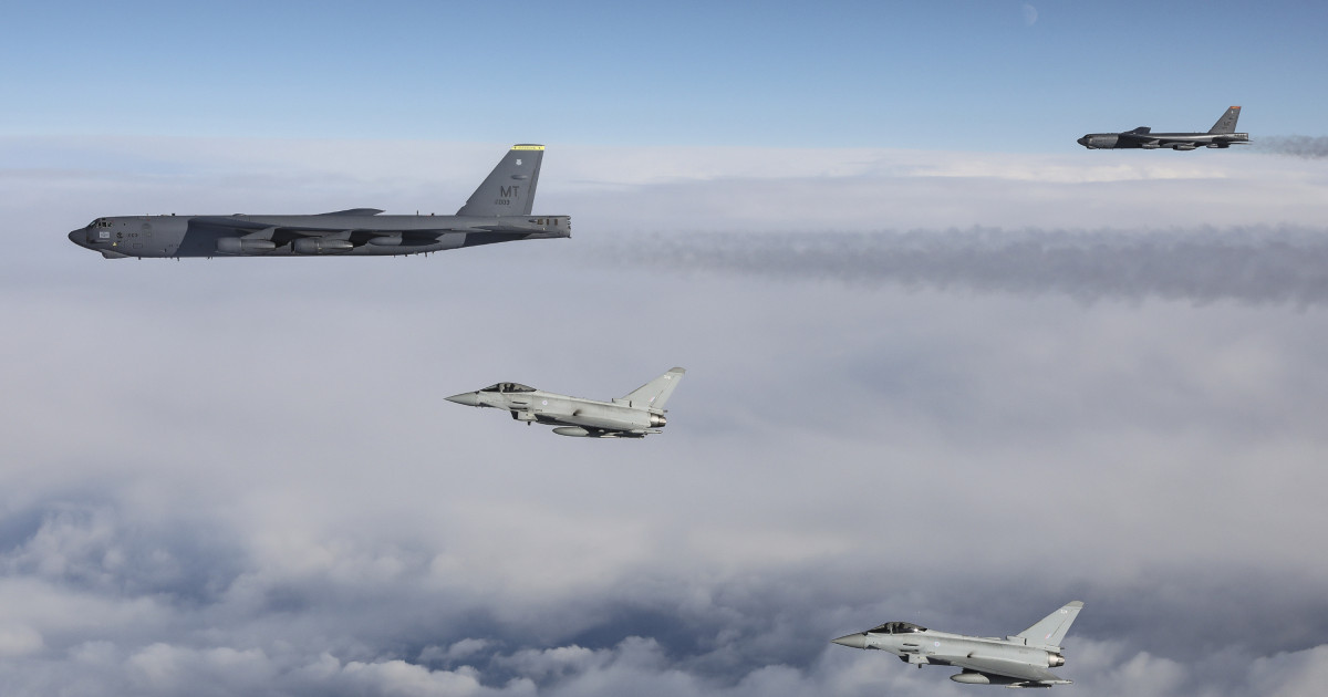 La OTAN exhibe su músculo a Putin con decenas de aviones en el espacio ...