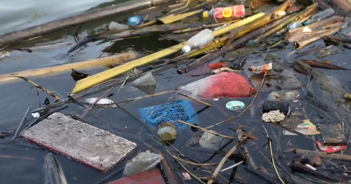 Los residuos plásticos se acumulan en las orillas de los ríos de Indonesia