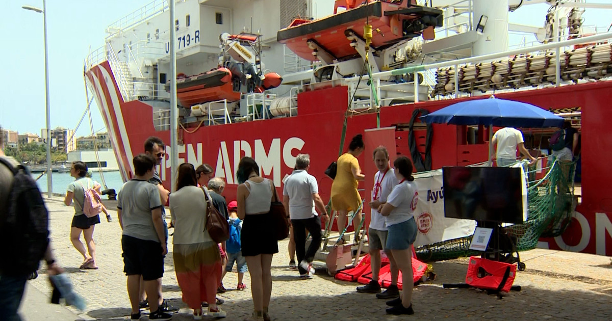 Open Arms muestra al público uno de sus barcos de rescate