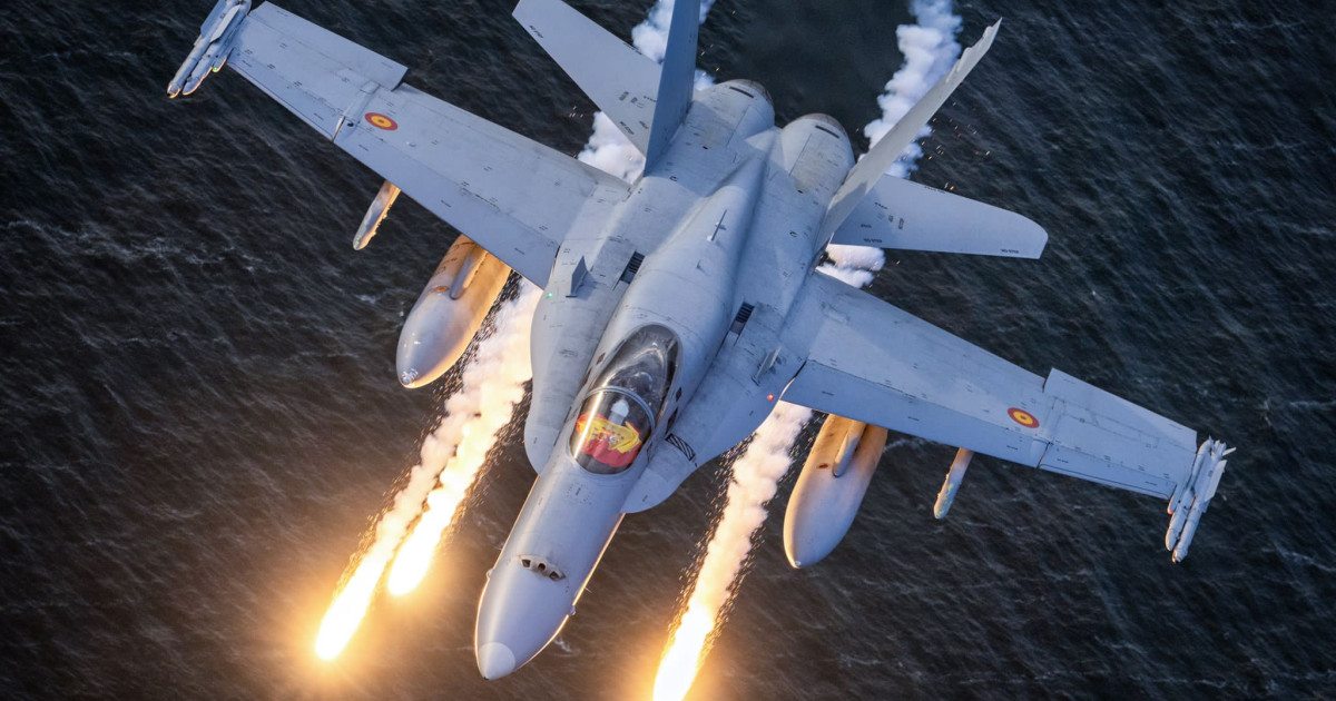 Ejército del Aire: F-18: espectacular exhibición de la bandera de ...