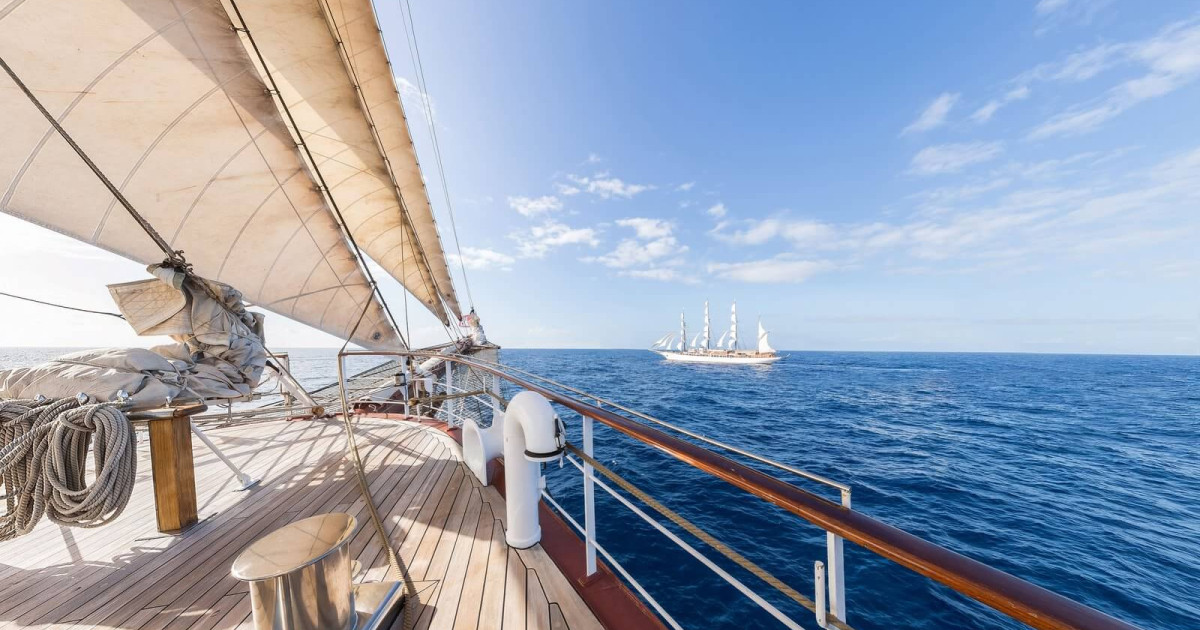 El irresistible encanto de navegar en un velero con pedigrí