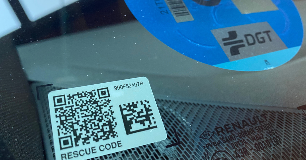 Esto es lo que puedes leer en el código QR del parabrisas de cualquier coche