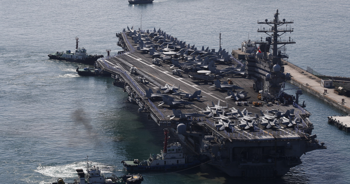 El «descomunal» portaaviones que ha desembarcado en Corea del Sur