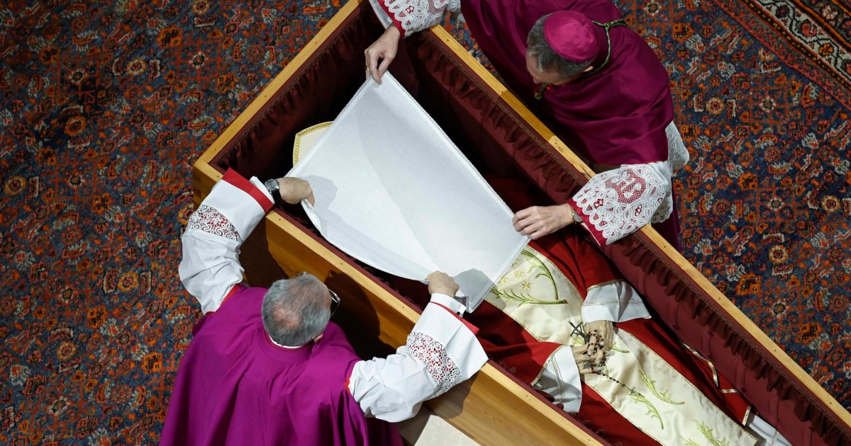 Solemne Y En Tres Ataúdes Así Ha Sido El Entierro De Benedicto Xvi