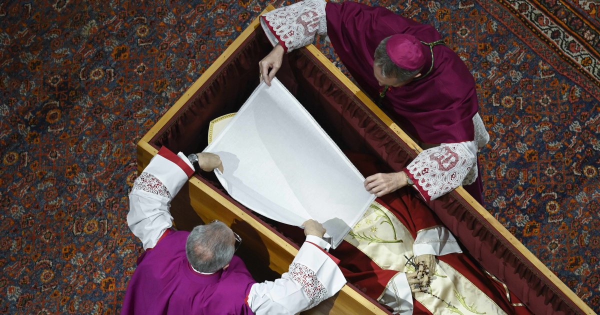Por qué Benedicto XVI ha sido enterrado en la tumba de san Juan Pablo II