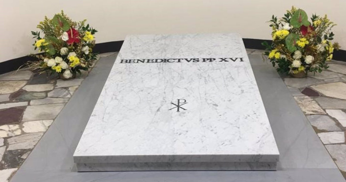 Ya se puede visitar la tumba del Papa Benedicto XVI en las grutas vaticanas