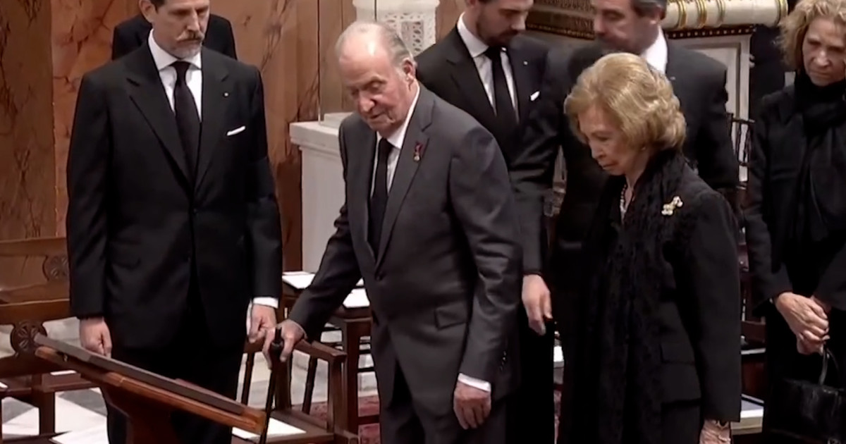 La llegada de Don Juan Carlos I y Doña Sofía al funeral del Rey ...