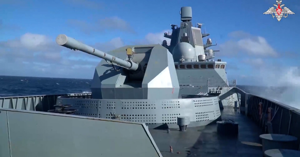 La fragata rusa, Almirante Gorshkov, entrena el lanzamiento de misiles hipersónicos en el Atlántico