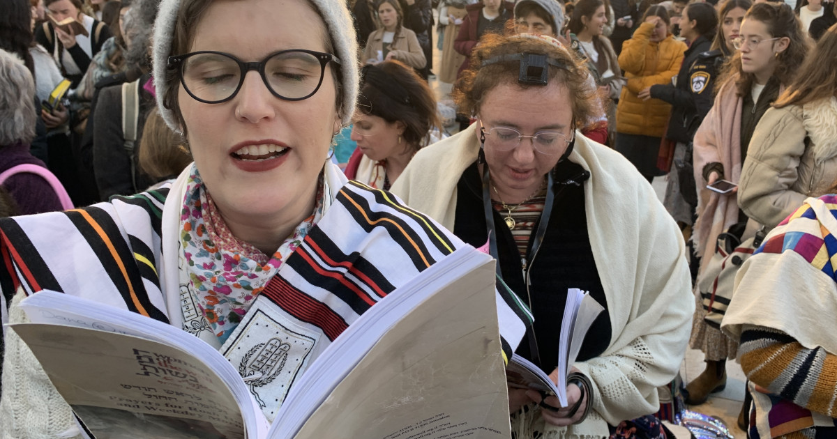 Las mujeres judías luchan por rezar como los hombres en el Muro de las ...